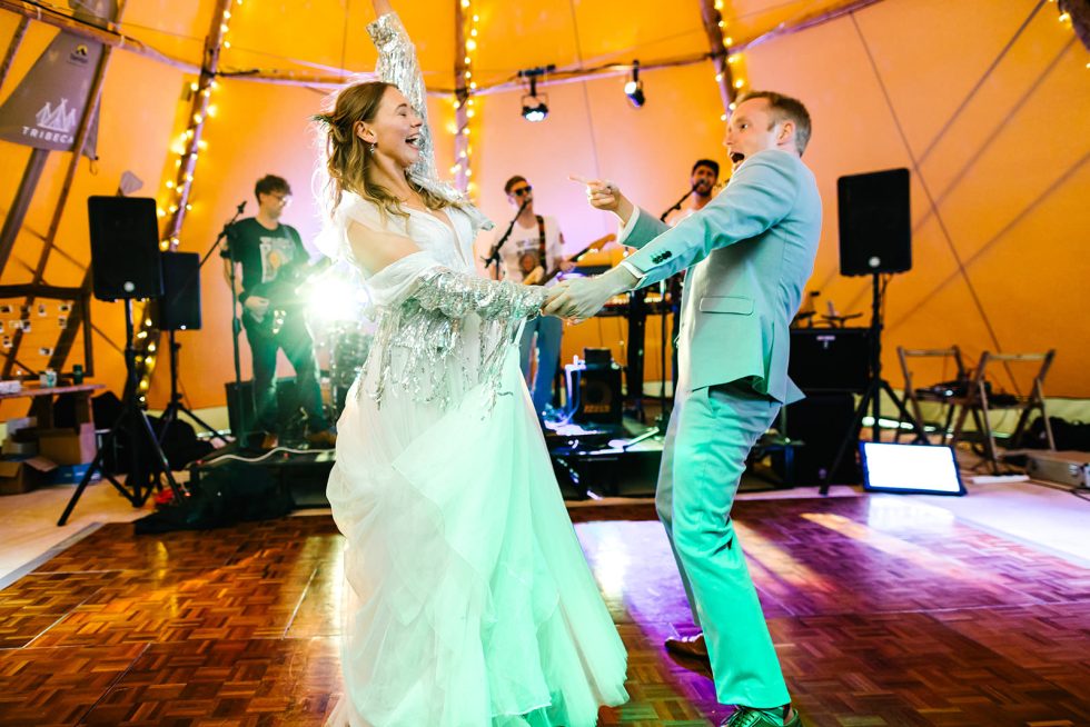 How to plan a stress free back garden wedding at home [a guide ...